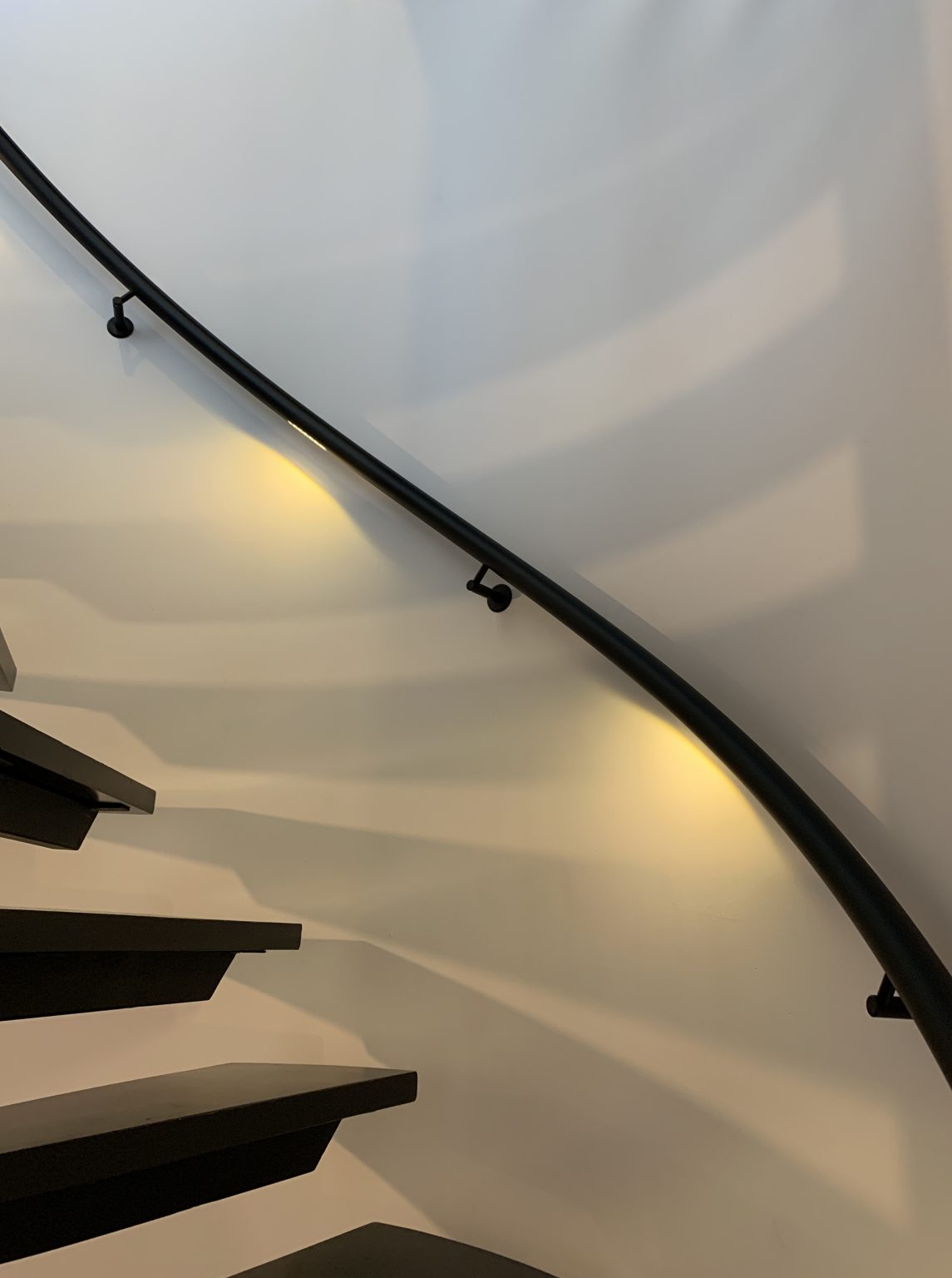 Spiltrapleuning op maat. In RVS, zwart gecoat of met ledverlichting!